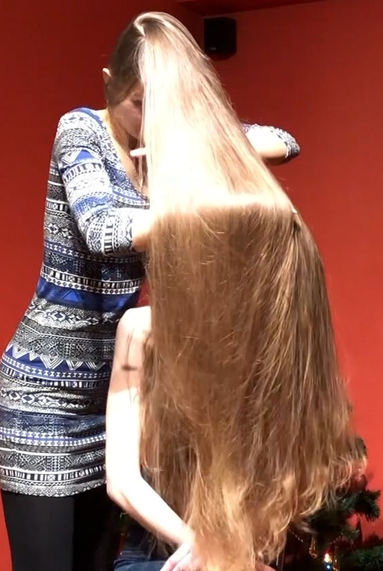 VIDEO - Vera's hair fun 2 - RealRapunzels