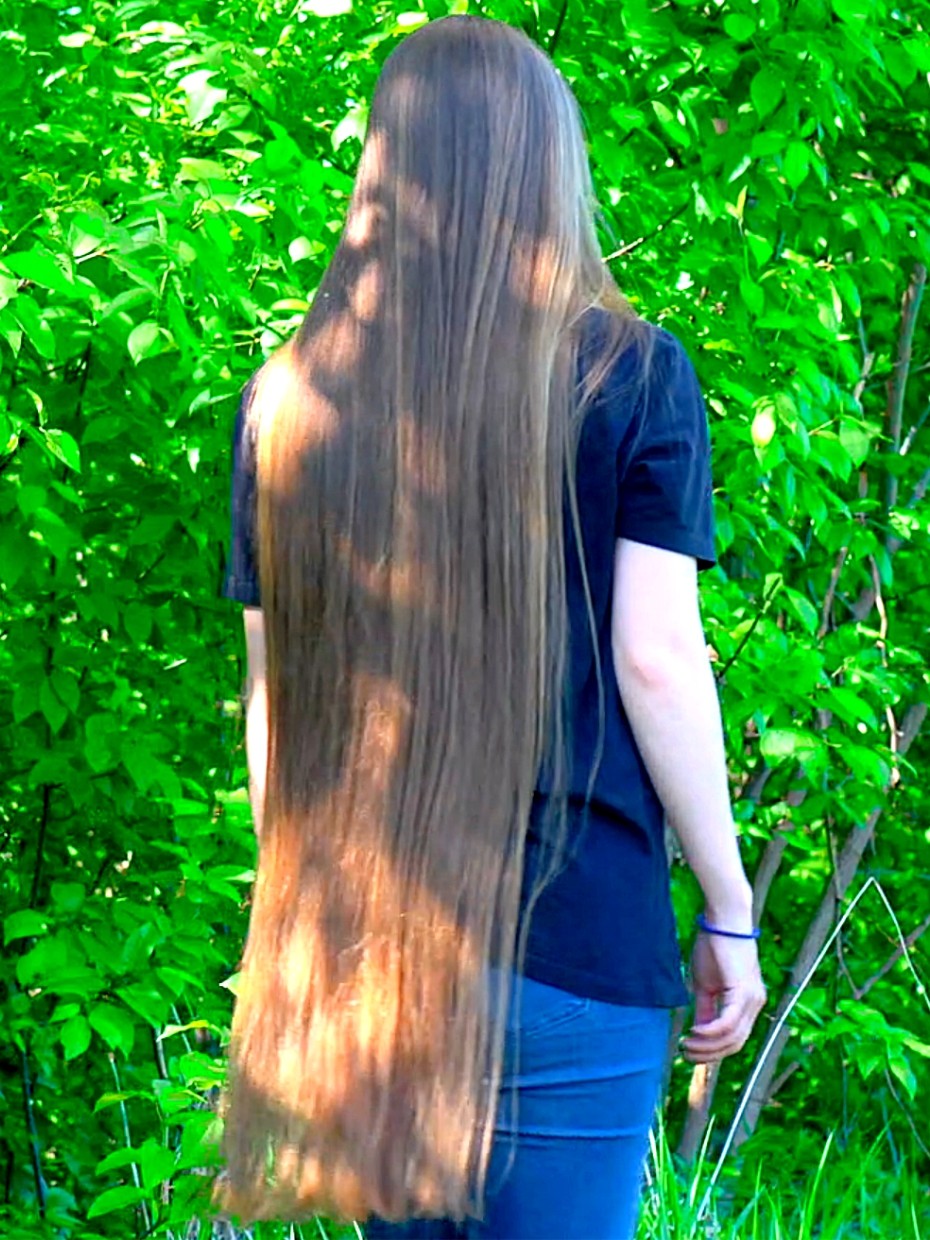 VIDEO - Long hair display in perfect nature - RealRapunzels